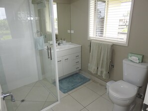 Quarto casal (Orchard Room) | Banheiro | Chuveiro, produtos de toalete grátis, secador de cabelo 