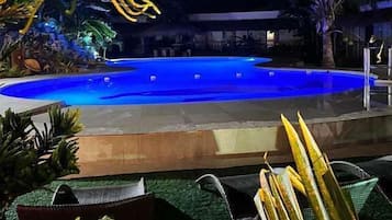 Piscina interior, piscina exterior