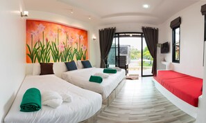 Quarto Triplo Deluxe | Minibar, cofre no quarto, secretária, cortinas/cortinados opacos 