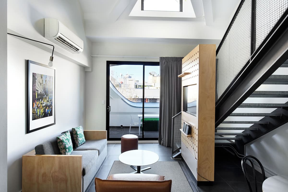 Loft Suite | Área de estar | TV de tela plana 50 polegadas com canais via satélite, TV, Netflix