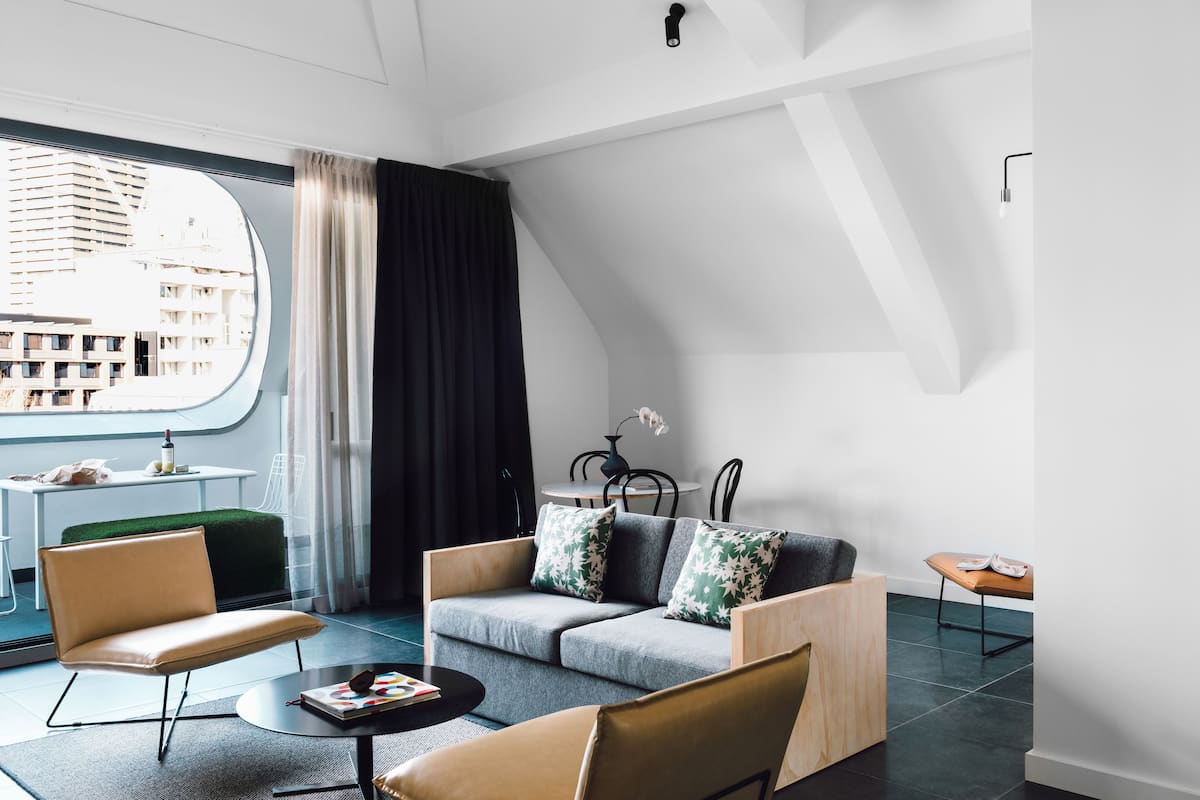 Penthouse Suite | Área de estar | TV de tela plana 50 polegadas com canais via satélite, TV, Netflix