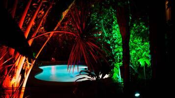Piscina exterior, espreguiçadeiras
