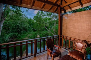 Casa na Árvore Deluxe | Roupa de alta qualidade, com mobília individualizada 