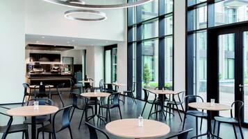 Café da manhã com buffet todos os dias (EUR 20 por pessoa)