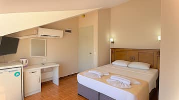 Quarto Individual | Minibar, cofre no quarto, secretária