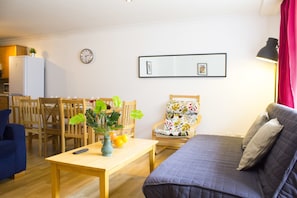 Apartamento, 3 quartos | Sala de estar | TV de ecrã plano 