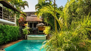 Piscina exterior, espreguiçadeiras