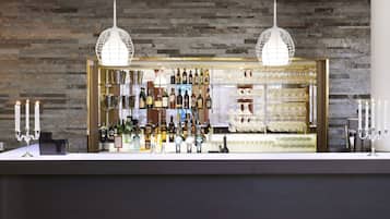 Este bar no lobby do hotel
