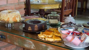 Café da manhã com buffet grátis todos os dias