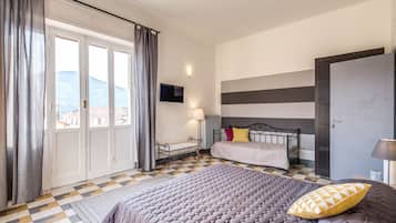 Quarto Triplo, casa de banho partilhada (Scalinata Quintino Sella 7) | Com decoração personalizada, com mobília individualizada, Wi-fi grátis