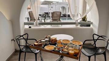 Suite Júnior, piscina privativa (Monolithos) | Refeições no quarto