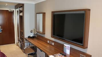 Quarto Duplo Deluxe | Cofre no quarto, secretária