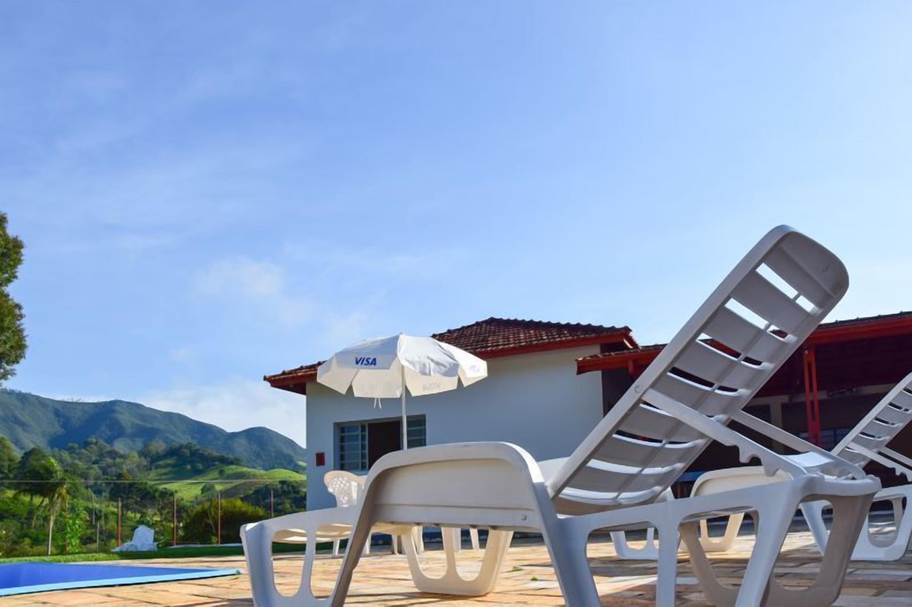 Piscina externa, espreguiçadeiras