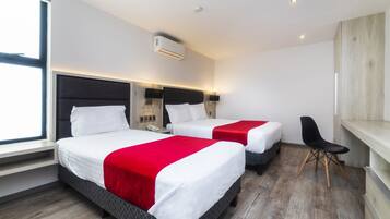 Quarto Triplo Standard, várias camas | Edredões de penas, camas de colchão Select Comfort, secretária