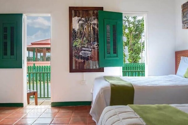 Standard Family Room- Caracolillo | Ferros/tábuas de passar roupa, roupa de cama