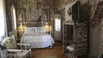 Roupa de alta qualidade, cofre no quarto, secretária