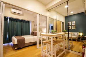 Quarto superior, 1 quarto, em edifício anexo | Cofres nos quartos, escrivaninha, ferros/tábuas de passar roupa