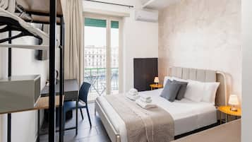 Quarto Triplo, várias camas, Vista para a cidade | Cofre no quarto, secretária, quartos insonorizados, Wi-fi grátis