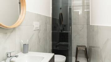 Quarto Duplo Superior, 1 cama de casal, Vista para a cidade | Casa de banho | Um polibã, artigos de higiene pessoal grátis, um secador de cabelo