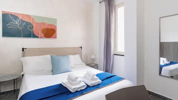 Quarto Duplo Económico, 1 cama de casal | Cofre no quarto, secretária, quartos insonorizados, Wi-fi grátis