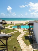 Piscina exterior, espreguiçadeiras