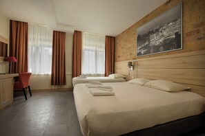 Quarto Triplo Comfort | Secretária, Wi-fi grátis, roupa de cama fornecida