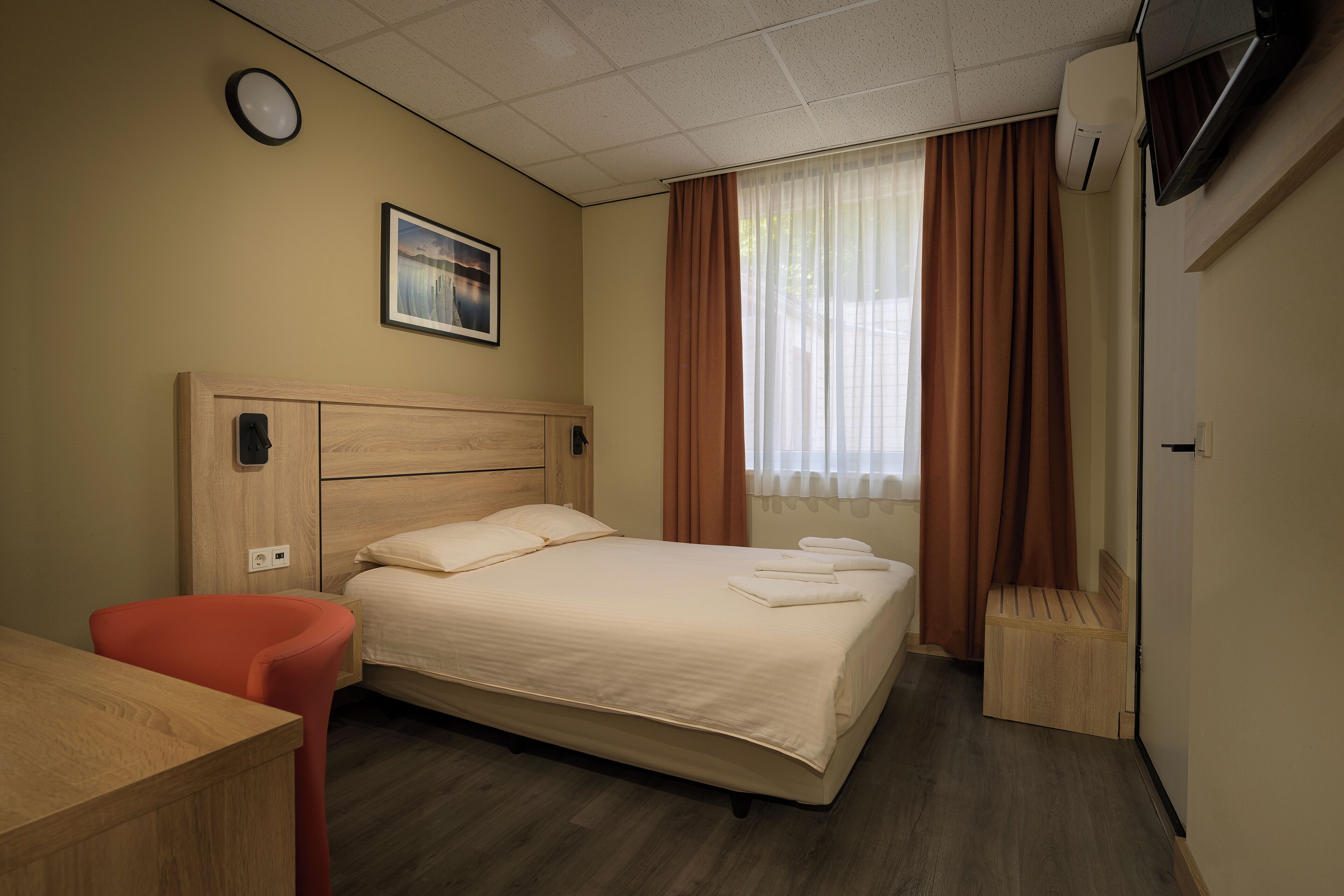 Quarto casal básico | Escrivaninha, Wi-Fi de cortesia, roupa de cama