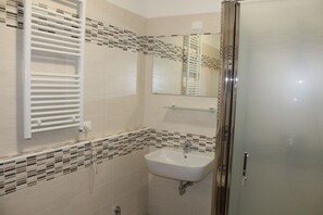 Quarto Quádruplo Standard, casa de banho privativa | Casa de banho | Um polibã, artigos de higiene pessoal grátis, um secador de cabelo 