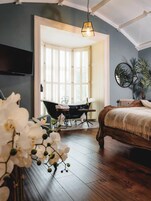 Quarto Duplo Deluxe | Secretária, cortinas/cortinados opacos, ferro/tábua de engomar 