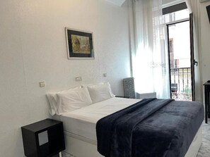 Quarto casal, banheiro privativo | Escrivaninha, Wi-Fi de cortesia, roupa de cama