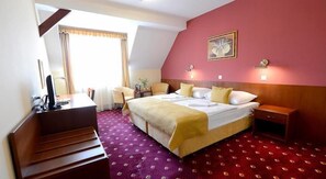 Quarto Duplo ou Twin Empresarial | Cofre no quarto, secretária, berços/camas para crianças grátis 