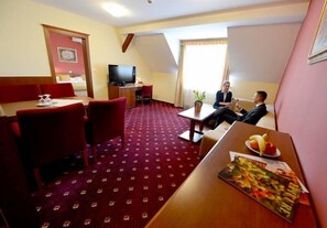 Suite, 1 quarto | Cofre no quarto, secretária, berços/camas para crianças grátis 