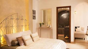 Suíte, 1 cama Queen (Deluxe Jasmine) | Cofres nos quartos, individualmente decorados, cortinas blackout