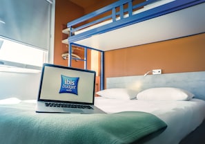 Cortinas/cortinados opacos, Wi-fi grátis, roupa de cama fornecida