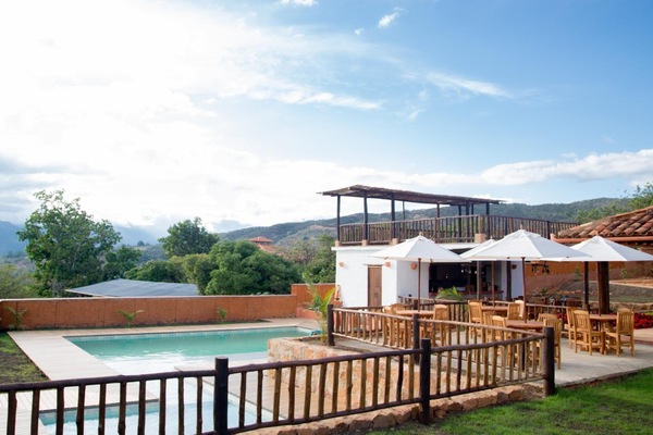 Piscina exterior, espreguiçadeiras