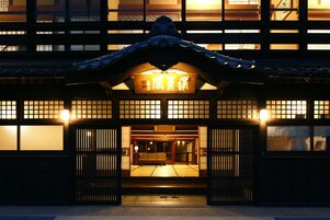 Fachada da propriedade à noite