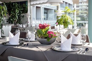 2 restaurantes, com serviço de café da manhã e almoço; culinária local