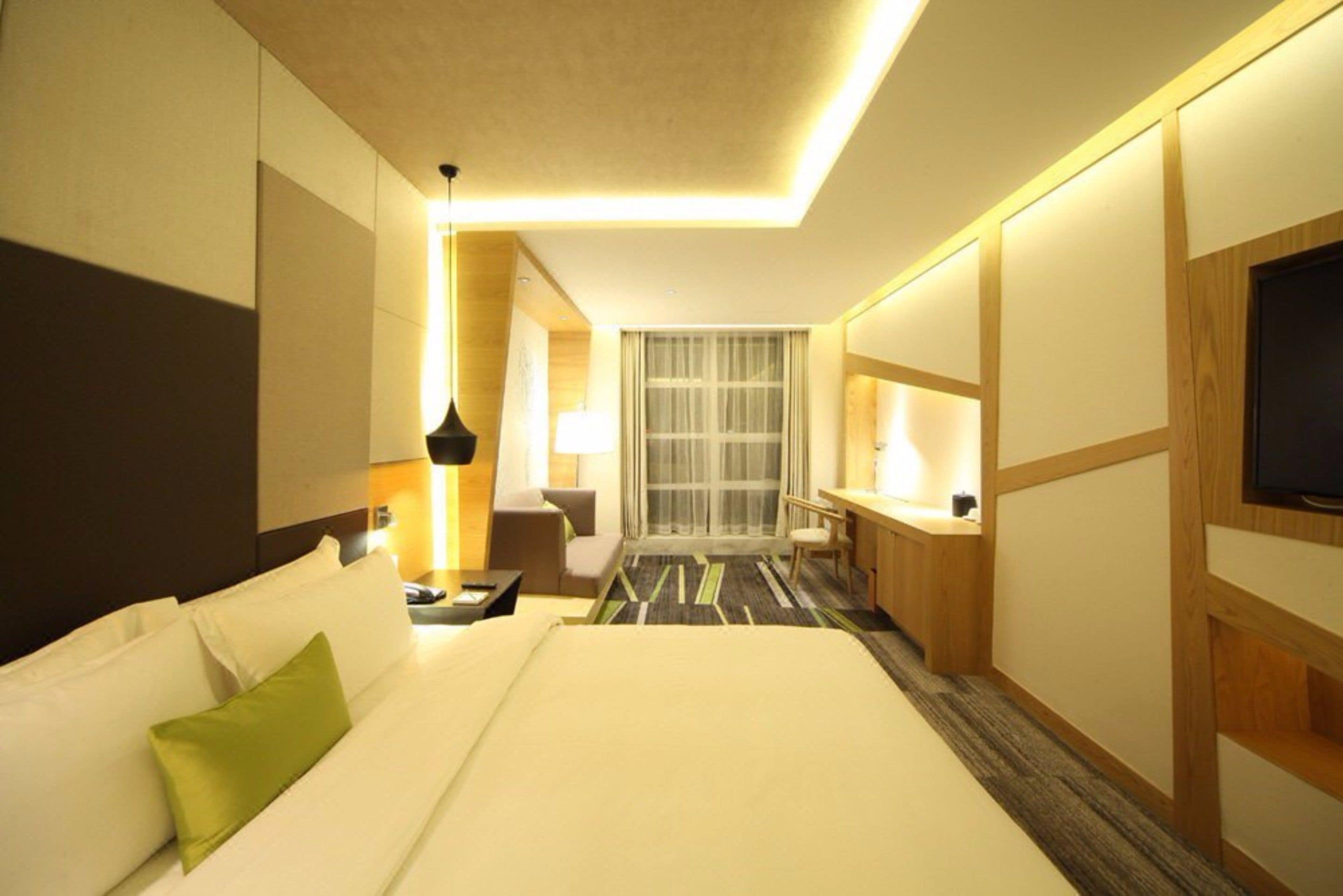 Quarto Deluxe, 1 cama queen-size | Minibar, cofre no quarto, secretária, cortinas/cortinados opacos 