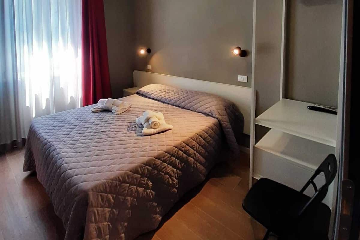 Quarto Duplo ou Twin Económico | Roupa de alta qualidade, edredões de penas, cofre no quarto, secretária