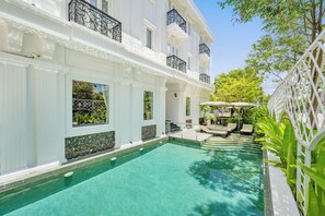 Piscina externa, guarda-sóis, espreguiçadeiras