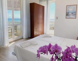 Cofre no quarto, com decoração personalizada, secretária 