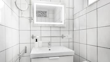 Quarto Duplo Standard, casa de banho privativa | Casa de banho | Um polibã, artigos de higiene pessoal grátis, um secador de cabelo