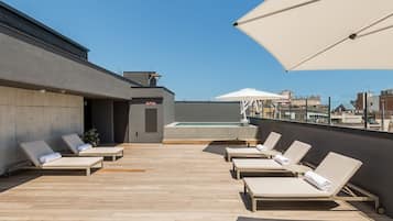 Terraço com espreguiçadeiras