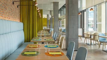 Serviço de café da manhã, almoço, jantar; restaurante ao ar livre