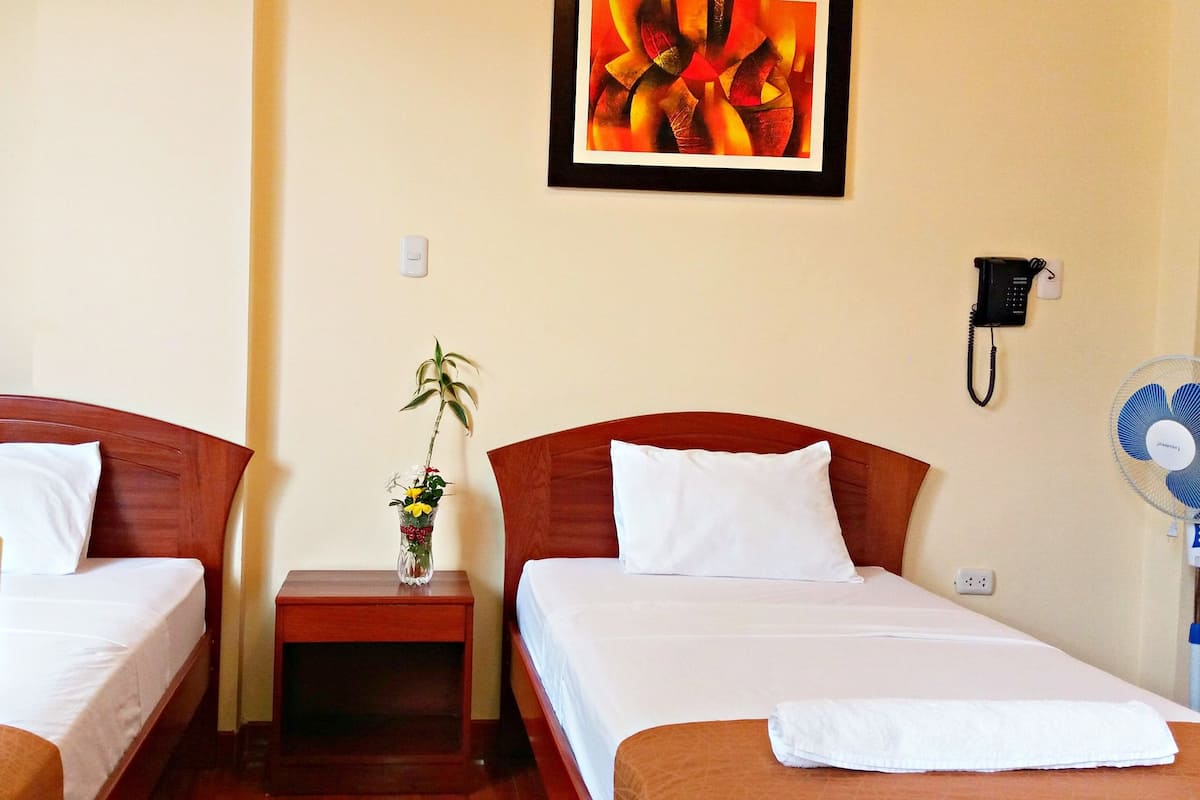 Quarto duplo | Escrivaninha, camas extras/dobráveis (sobretaxa), Wi-Fi de cortesia
