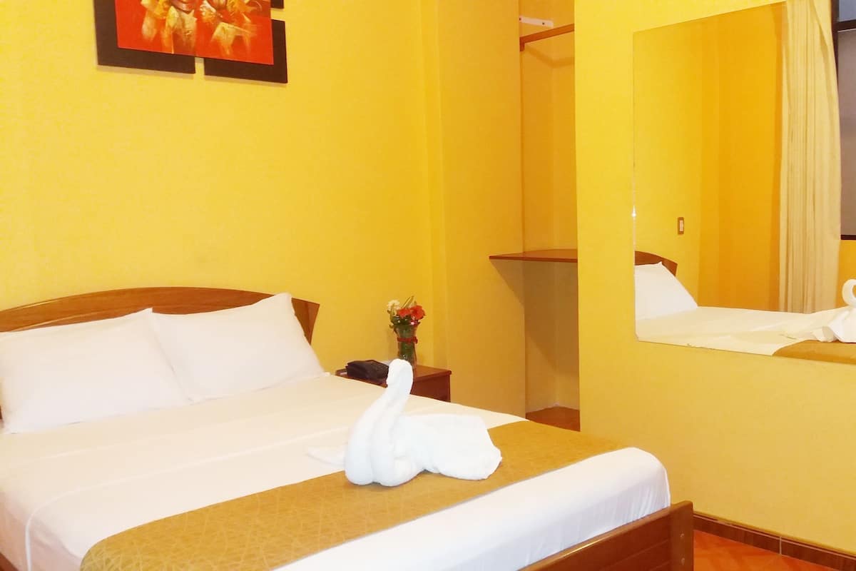 Quarto solteiro econômico | Escrivaninha, camas extras/dobráveis (sobretaxa), Wi-Fi de cortesia