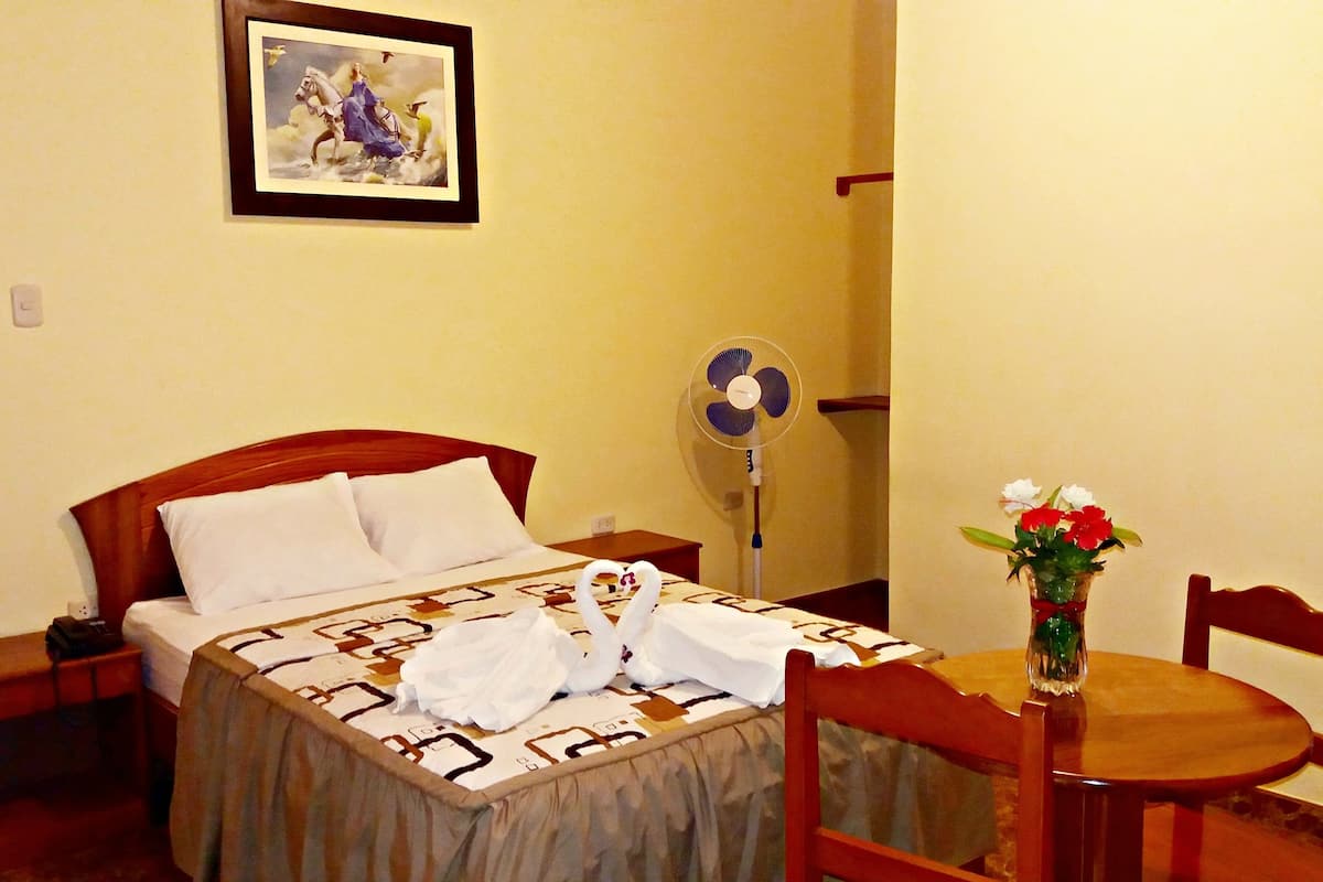 Quarto casal básico | Escrivaninha, camas extras/dobráveis (sobretaxa), Wi-Fi de cortesia