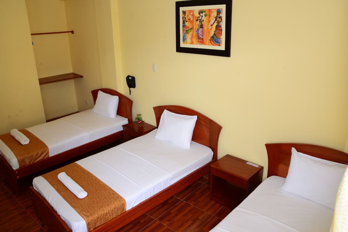 Quarto triplo, sacada, vista para o jardim | Escrivaninha, camas extras/dobráveis (sobretaxa), Wi-Fi de cortesia