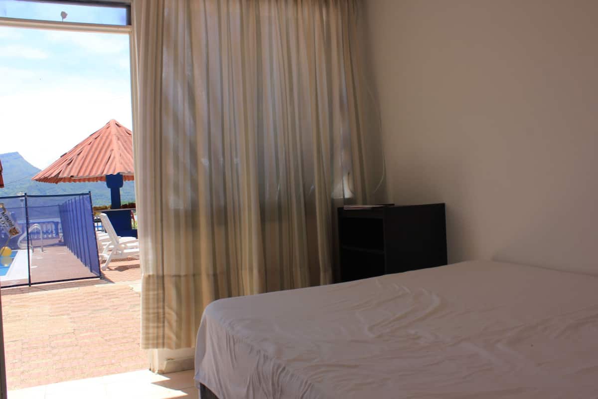 Quarto Duplo Standard, casa de banho privativa, vista para a piscina