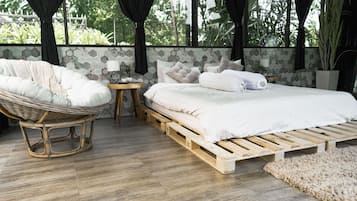 Bungalow Design, 1 cama king-size, terraço, vista para o rio | Edredões de penas, camas de colchão pillowtop, secretária